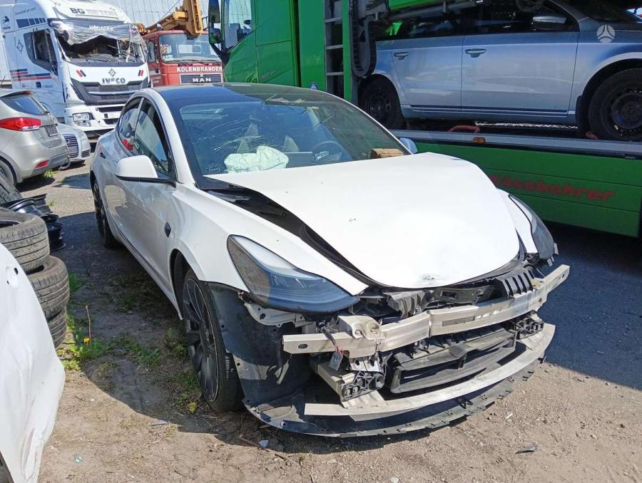 White Tesla Model 3 2021 in Marijampole, with an engine capacity of 0.00 L and mileage of 174 thousand km for 12500 €, photo 5 on AUTOMOTO.COM.LV