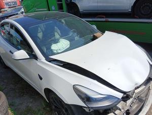 White Tesla Model 3 2021 in Marijampole, with an engine capacity of 0.00 L and mileage of 174 thousand km for 12500 €, photo 11 on AUTOMOTO.COM.LV