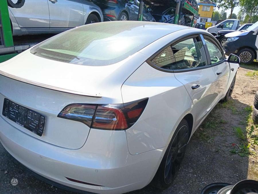 White Tesla Model 3 2021 in Marijampole, with an engine capacity of 0.00 L and mileage of 174 thousand km for 12500 €, photo 13 on AUTOMOTO.COM.LV