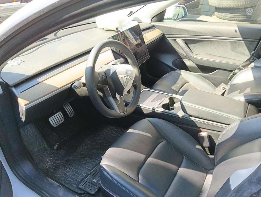 White Tesla Model 3 2021 in Marijampole, with an engine capacity of 0.00 L and mileage of 174 thousand km for 12500 €, photo 15 on AUTOMOTO.COM.LV