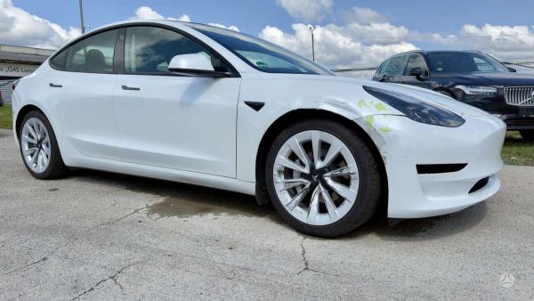 Balts Tesla Model 3 2021 Šauļi, ar dzinēja tilpumu 0.00 L un nobraukumu 90 tūkst. km par 19900 €, foto 3 vietnē AUTOMOTO.COM.LV