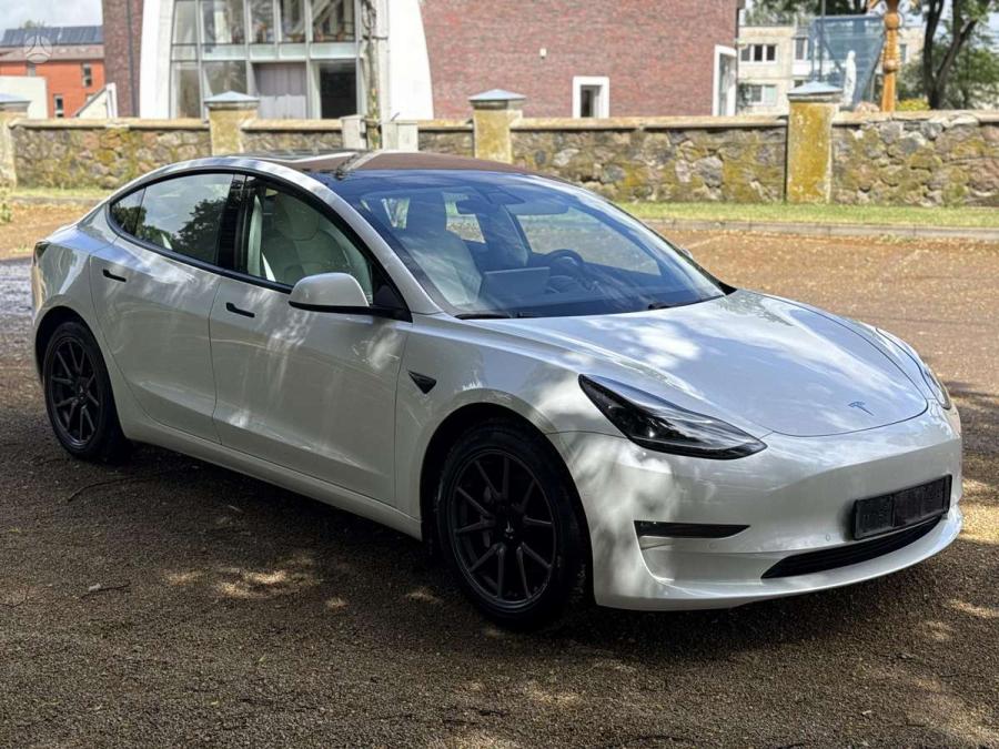 Balts Tesla Model 3 2021 Marijampole, ar dzinēja tilpumu 0.00 L un nobraukumu 100 tūkst. km par 23500 €, foto 1 vietnē AUTOMOTO.COM.LV