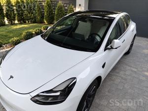 White Tesla Model 3 2021 in Riga, with an engine capacity of 0.00 L and mileage of 110 thousand km for 23500 €, photo 3 on AUTOMOTO.COM.LV