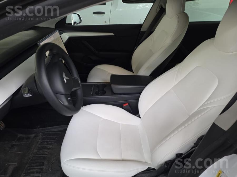 White Tesla Model 3 2021 in Riga, with an engine capacity of 0.00 L and mileage of 110 thousand km for 23500 €, photo 4 on AUTOMOTO.COM.LV