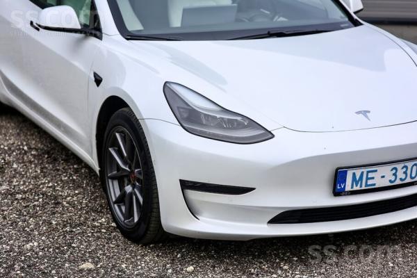 White Tesla Model 3 2021 in Cesis, with an engine capacity of 0.00 L and mileage of 129 thousand km for 26900 €, photo 1 on AUTOMOTO.COM.LV