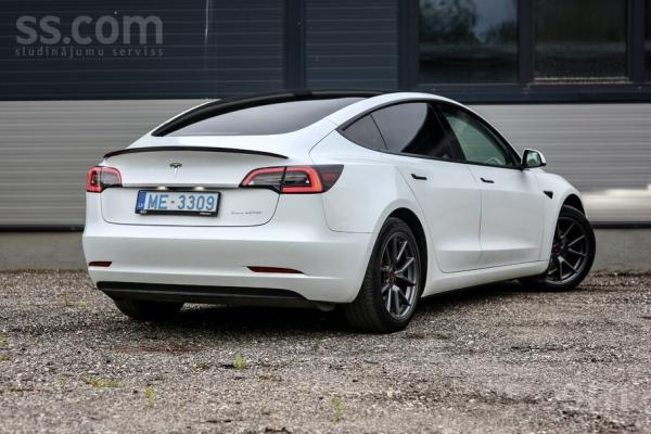 White Tesla Model 3 2021 in Cesis, with an engine capacity of 0.00 L and mileage of 129 thousand km for 26900 €, photo 4 on AUTOMOTO.COM.LV