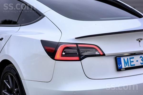 White Tesla Model 3 2021 in Cesis, with an engine capacity of 0.00 L and mileage of 129 thousand km for 26900 €, photo 5 on AUTOMOTO.COM.LV