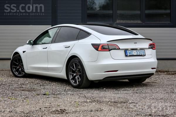 White Tesla Model 3 2021 in Cesis, with an engine capacity of 0.00 L and mileage of 129 thousand km for 26900 €, photo 6 on AUTOMOTO.COM.LV