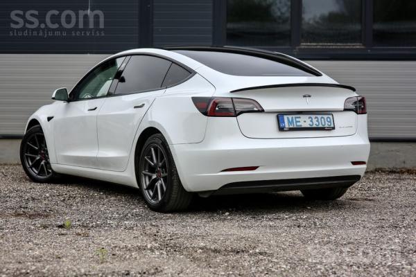 White Tesla Model 3 2021 in Cesis, with an engine capacity of 0.00 L and mileage of 129 thousand km for 26900 €, photo 7 on AUTOMOTO.COM.LV
