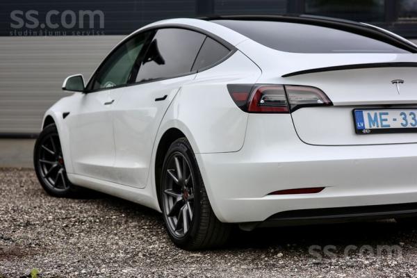 White Tesla Model 3 2021 in Cesis, with an engine capacity of 0.00 L and mileage of 129 thousand km for 26900 €, photo 8 on AUTOMOTO.COM.LV