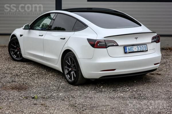 White Tesla Model 3 2021 in Cesis, with an engine capacity of 0.00 L and mileage of 129 thousand km for 26900 €, photo 9 on AUTOMOTO.COM.LV