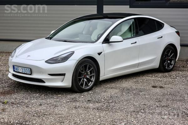 White Tesla Model 3 2021 in Cesis, with an engine capacity of 0.00 L and mileage of 129 thousand km for 26900 €, photo 10 on AUTOMOTO.COM.LV