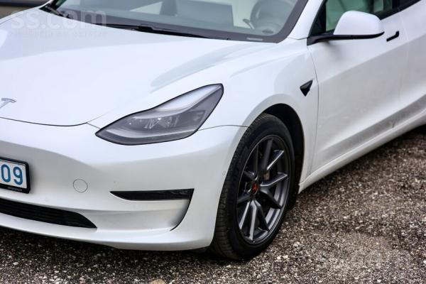 White Tesla Model 3 2021 in Cesis, with an engine capacity of 0.00 L and mileage of 129 thousand km for 26900 €, photo 11 on AUTOMOTO.COM.LV