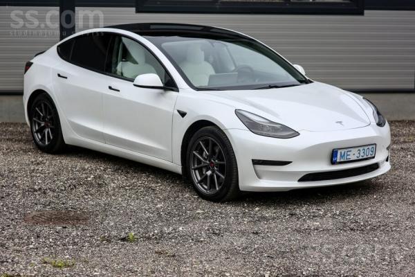 White Tesla Model 3 2021 in Cesis, with an engine capacity of 0.00 L and mileage of 129 thousand km for 26900 €, photo 12 on AUTOMOTO.COM.LV