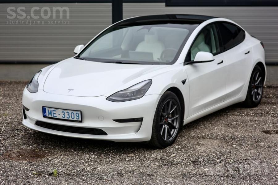 White Tesla Model 3 2021 in Cesis, with an engine capacity of 0.00 L and mileage of 129 thousand km for 26000 €, photo 5 on AUTOMOTO.COM.LV