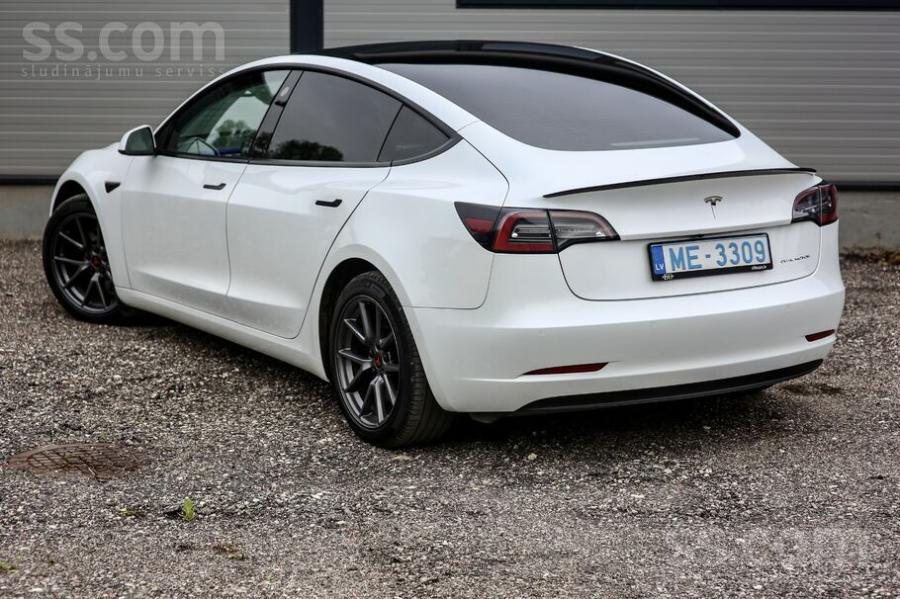 White Tesla Model 3 2021 in Cesis, with an engine capacity of 0.00 L and mileage of 129 thousand km for 26000 €, photo 8 on AUTOMOTO.COM.LV