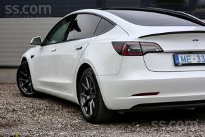 White Tesla Model 3 2021 in Cesis, with an engine capacity of 0.00 L and mileage of 129 thousand km for 26000 €, photo 9 on AUTOMOTO.COM.LV