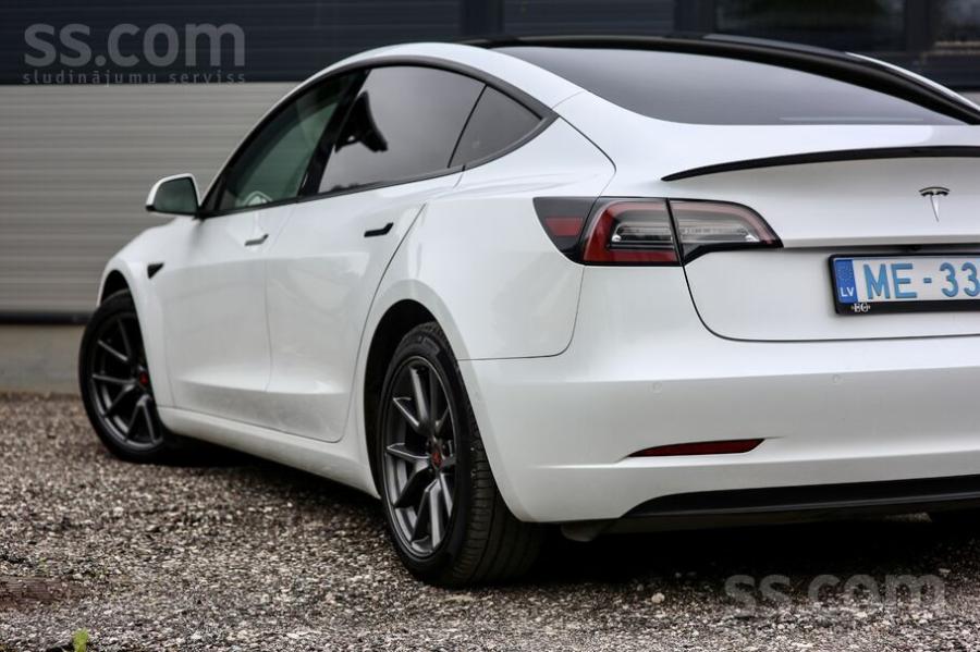 White Tesla Model 3 2021 in Cesis, with an engine capacity of 0.00 L and mileage of 129 thousand km for 26000 €, photo 9 on AUTOMOTO.COM.LV