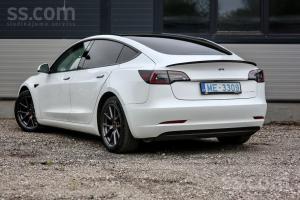 White Tesla Model 3 2021 in Cesis, with an engine capacity of 0.00 L and mileage of 129 thousand km for 26000 €, photo 10 on AUTOMOTO.COM.LV