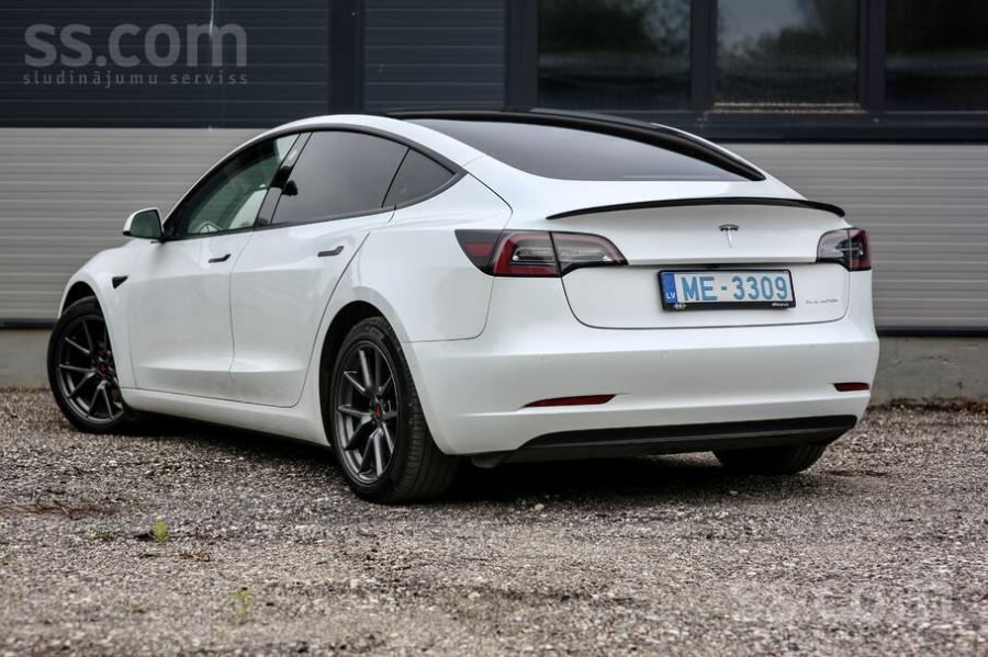White Tesla Model 3 2021 in Cesis, with an engine capacity of 0.00 L and mileage of 129 thousand km for 26000 €, photo 10 on AUTOMOTO.COM.LV