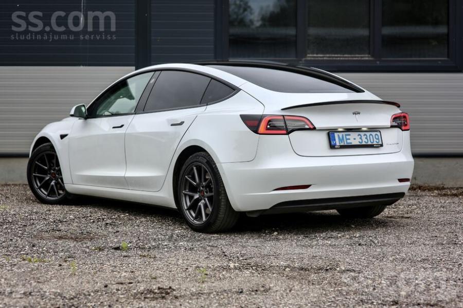 White Tesla Model 3 2021 in Cesis, with an engine capacity of 0.00 L and mileage of 129 thousand km for 26000 €, photo 11 on AUTOMOTO.COM.LV