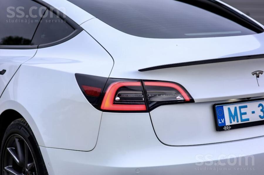 White Tesla Model 3 2021 in Cesis, with an engine capacity of 0.00 L and mileage of 129 thousand km for 26000 €, photo 12 on AUTOMOTO.COM.LV