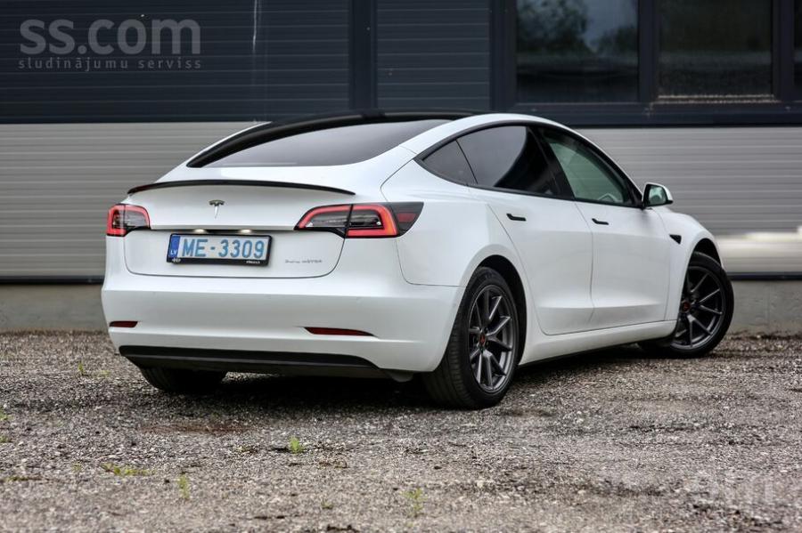 White Tesla Model 3 2021 in Cesis, with an engine capacity of 0.00 L and mileage of 129 thousand km for 26000 €, photo 13 on AUTOMOTO.COM.LV