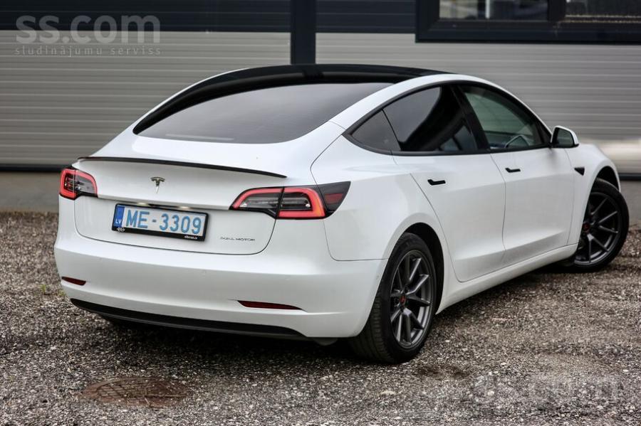 White Tesla Model 3 2021 in Cesis, with an engine capacity of 0.00 L and mileage of 129 thousand km for 26000 €, photo 14 on AUTOMOTO.COM.LV