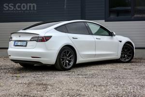 White Tesla Model 3 2021 in Cesis, with an engine capacity of 0.00 L and mileage of 129 thousand km for 26000 €, photo 15 on AUTOMOTO.COM.LV