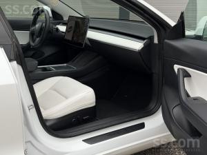 White Tesla Model 3 2021 in Cesis, with an engine capacity of 0.00 L and mileage of 129 thousand km for 26000 €, photo 20 on AUTOMOTO.COM.LV