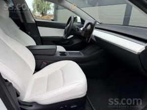 White Tesla Model 3 2021 in Cesis, with an engine capacity of 0.00 L and mileage of 129 thousand km for 26000 €, photo 21 on AUTOMOTO.COM.LV