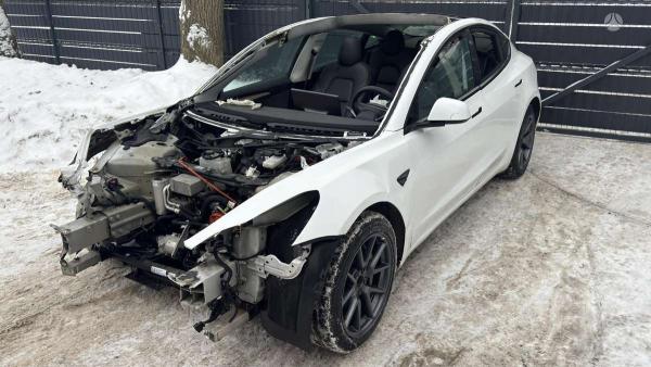 White Tesla Model 3 2023 in Jonava, with an engine capacity of 0.00 L and mileage of 138 thousand km for 8450 €, photo 1 on AUTOMOTO.COM.LV