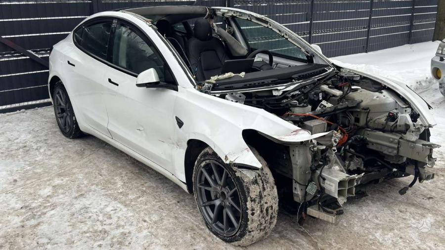 White Tesla Model 3 2023 in Jonava, with an engine capacity of 0.00 L and mileage of 138 thousand km for 8450 €, photo 3 on AUTOMOTO.COM.LV