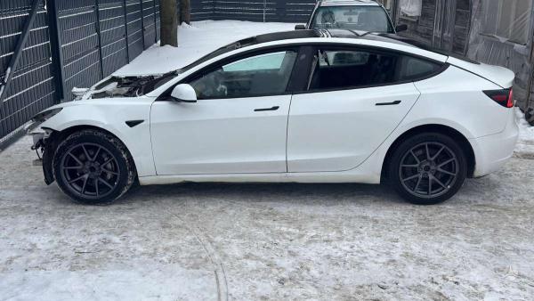 White Tesla Model 3 2023 in Jonava, with an engine capacity of 0.00 L and mileage of 138 thousand km for 8450 €, photo 8 on AUTOMOTO.COM.LV