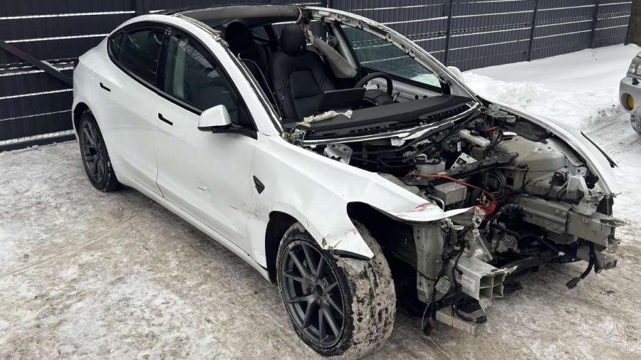 Balts Tesla Model 3 2023 Jonava, ar dzinēja tilpumu 0.00 L un nobraukumu 138 tūkst. km par 7950 €, foto 3 vietnē AUTOMOTO.COM.LV
