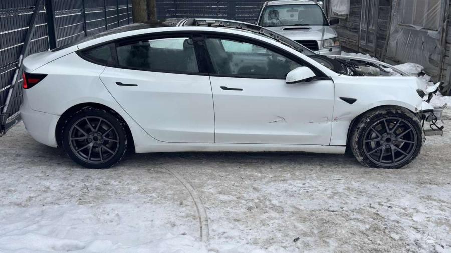 Balts Tesla Model 3 2023 Jonava, ar dzinēja tilpumu 0.00 L un nobraukumu 138 tūkst. km par 7950 €, foto 4 vietnē AUTOMOTO.COM.LV