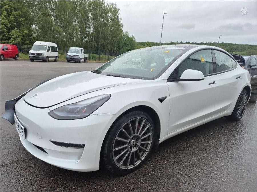 White Tesla Model 3 2023 in Klaipeda, with an engine capacity of 0.00 L and mileage of 63 thousand km for 11500 €, photo 3 on AUTOMOTO.COM.LV