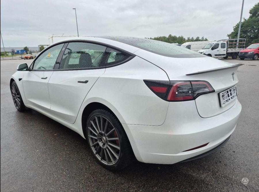 White Tesla Model 3 2023 in Klaipeda, with an engine capacity of 0.00 L and mileage of 63 thousand km for 11500 €, photo 4 on AUTOMOTO.COM.LV