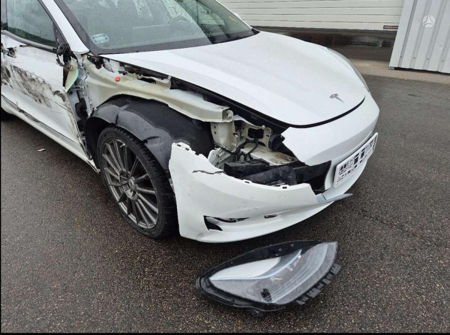 White Tesla Model 3 2023 in Klaipeda, with an engine capacity of 0.00 L and mileage of 63 thousand km for 11500 €, photo 13 on AUTOMOTO.COM.LV
