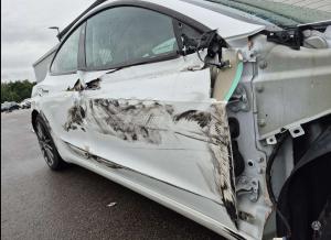 White Tesla Model 3 2023 in Klaipeda, with an engine capacity of 0.00 L and mileage of 63 thousand km for 11500 €, photo 19 on AUTOMOTO.COM.LV