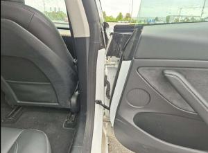 White Tesla Model 3 2023 in Klaipeda, with an engine capacity of 0.00 L and mileage of 63 thousand km for 11500 €, photo 21 on AUTOMOTO.COM.LV