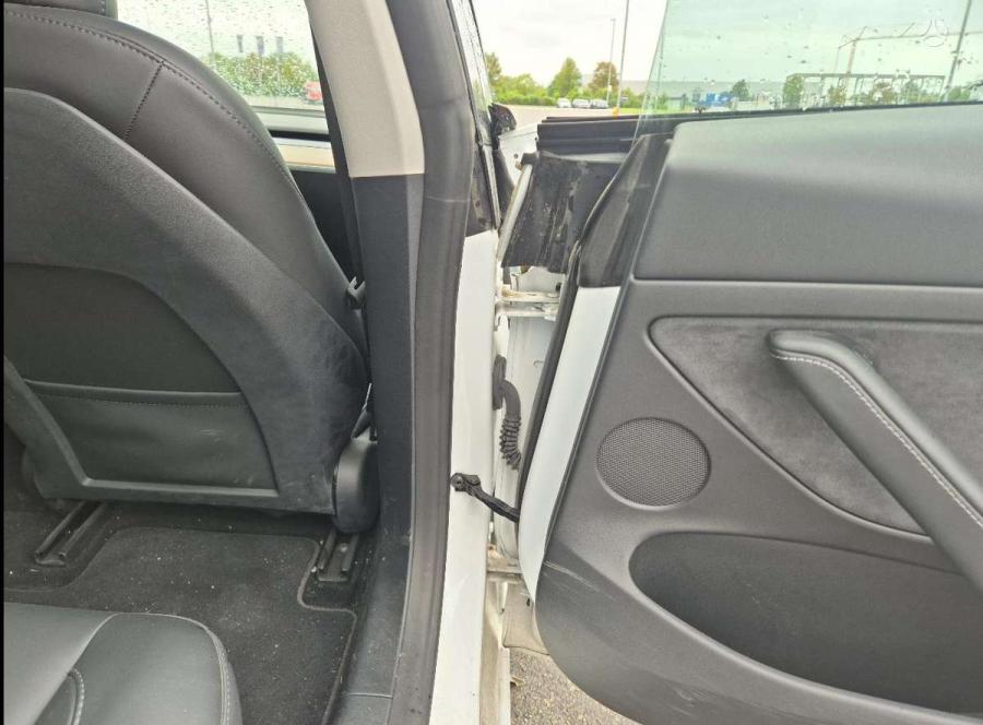 White Tesla Model 3 2023 in Klaipeda, with an engine capacity of 0.00 L and mileage of 63 thousand km for 11500 €, photo 21 on AUTOMOTO.COM.LV