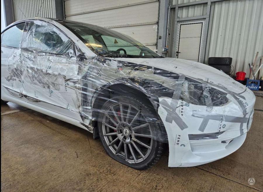 White Tesla Model 3 2023 in Klaipeda, with an engine capacity of 0.00 L and mileage of 63 thousand km for 11500 €, photo 26 on AUTOMOTO.COM.LV