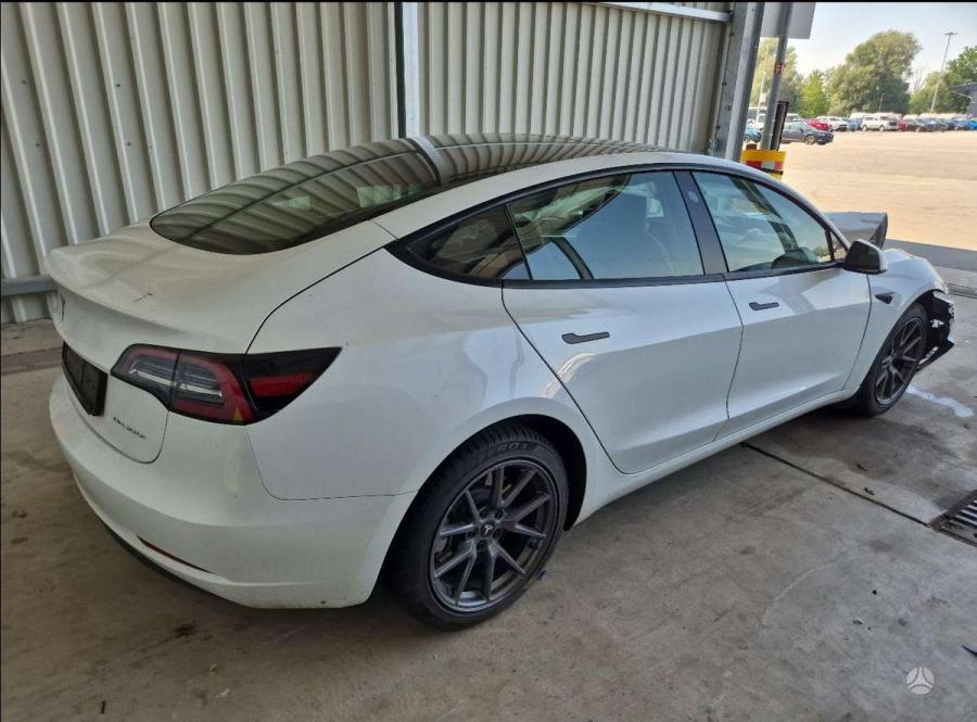 Balts Tesla Model 3 2023 Klaipėda, ar dzinēja tilpumu 0.00 L un nobraukumu 38 tūkst. km par 7700 €, foto 1 vietnē AUTOMOTO.COM.LV