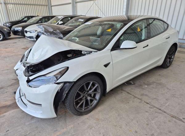 Tesla Model 3 2023 Klaipėda vietnē Balts Tesla Model 3 2023 Klaipėda, ar dzinēja tilpumu 0.00 L un nobraukumu 38 tūkst. km par 7700 €, foto 3 vietnē AUTOMOTO.COM.LV