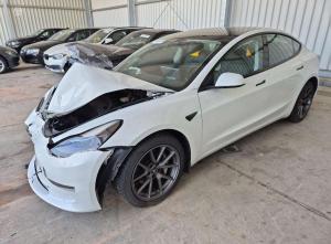 Balts Tesla Model 3 2023 Klaipėda, ar dzinēja tilpumu 0.00 L un nobraukumu 38 tūkst. km par 7700 €, foto 3 vietnē AUTOMOTO.COM.LV