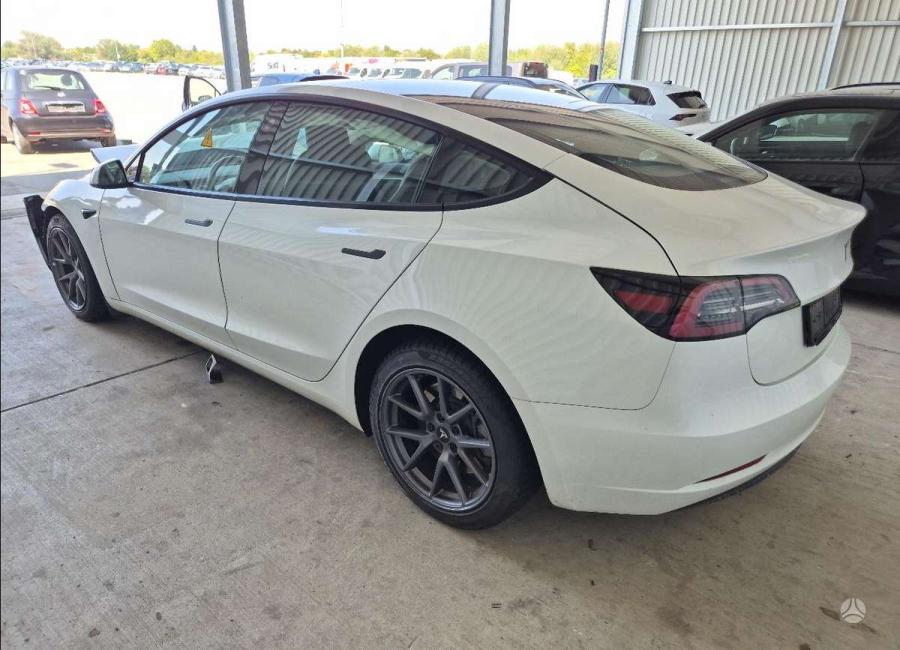 Balts Tesla Model 3 2023 Klaipėda, ar dzinēja tilpumu 0.00 L un nobraukumu 38 tūkst. km par 7700 €, foto 4 vietnē AUTOMOTO.COM.LV