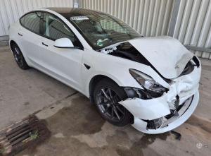 Balts Tesla Model 3 2023 Klaipėda, ar dzinēja tilpumu 0.00 L un nobraukumu 38 tūkst. km par 7700 €, foto 5 vietnē AUTOMOTO.COM.LV