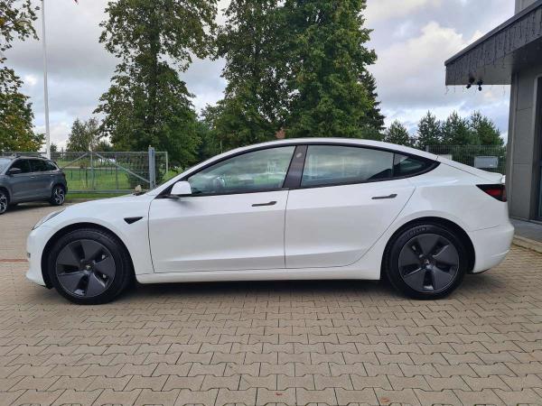 Tesla Model 3 2023 in Siauliai on AUTOMOTO.COM.LV White Tesla Model 3 2023 in Siauliai, with an engine capacity of 0.00 L and mileage of 88 thousand km for 30900 €, photo 5 on AUTOMOTO.COM.LV