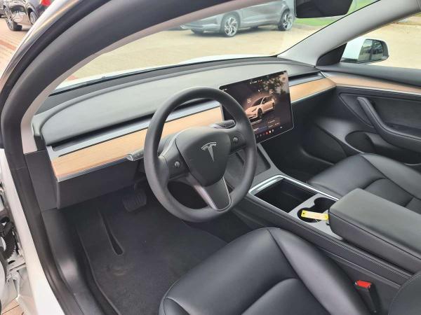 Tesla Model 3 2023 in Siauliai on AUTOMOTO.COM.LV White Tesla Model 3 2023 in Siauliai, with an engine capacity of 0.00 L and mileage of 88 thousand km for 30900 €, photo 11 on AUTOMOTO.COM.LV